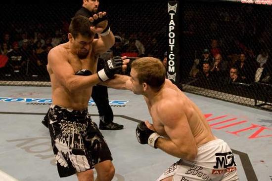 철창 속 혈투 'UFC 77'